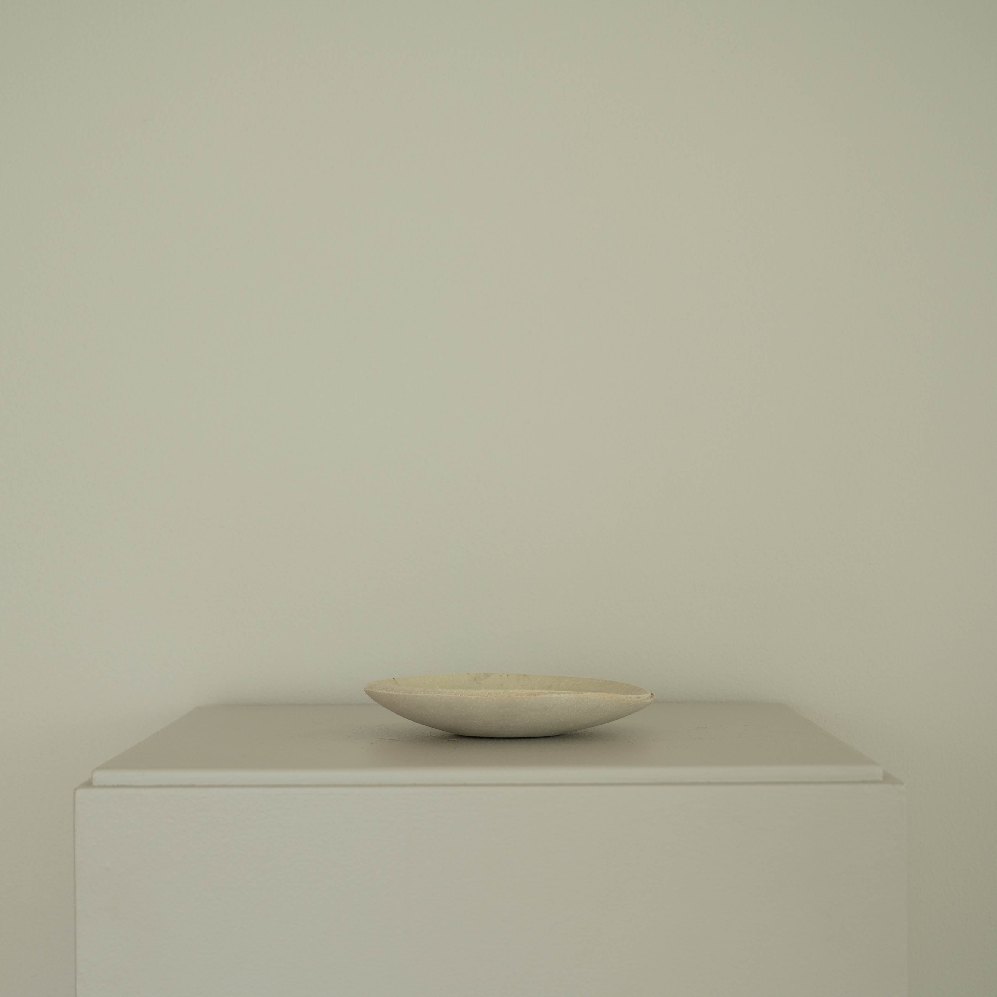 IVORY TEXTURED PLATE – Fronteriors US